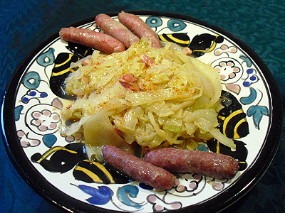 Chou blanc braisé aux saucisses - La recette facile par Toqués 2 Cuisine