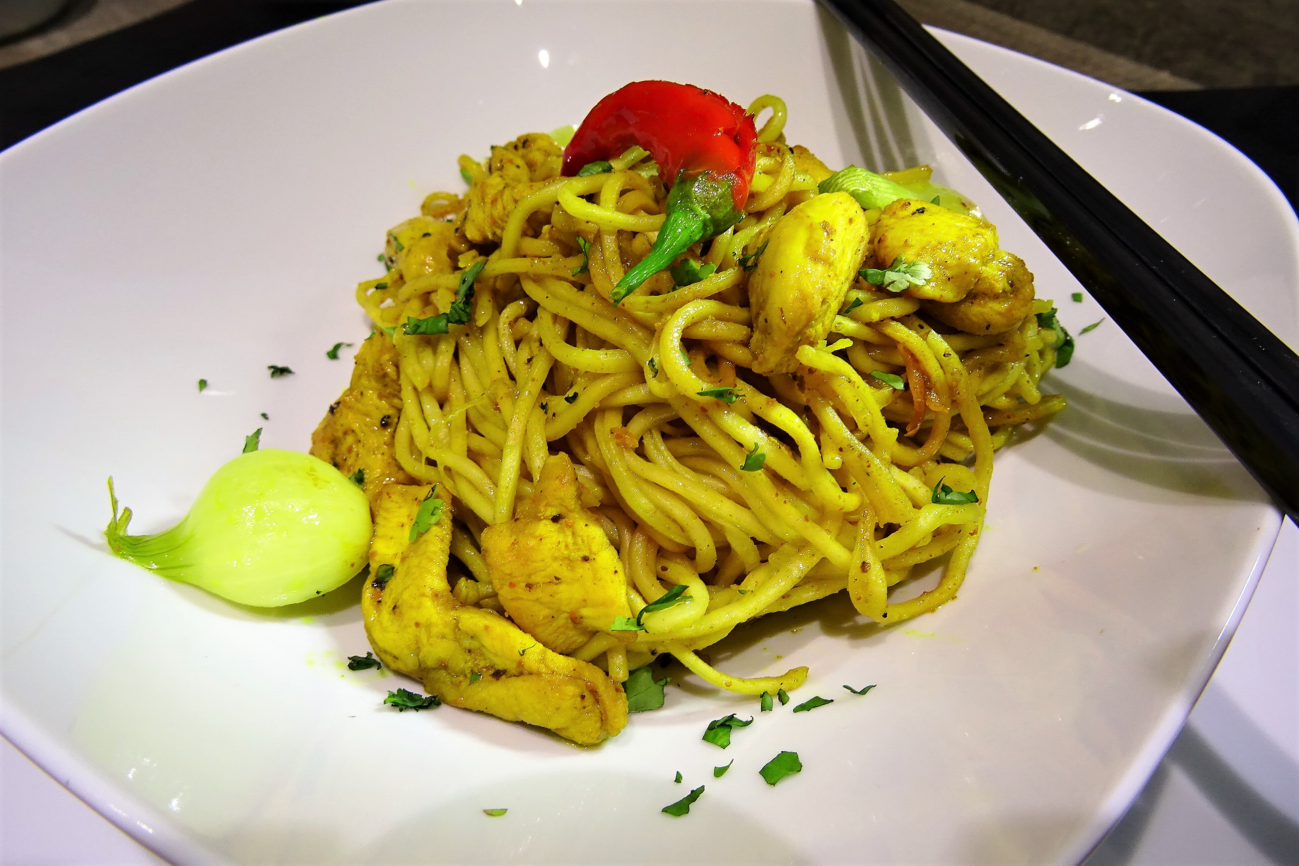 Nouilles chinoises poulet curry - La recette facile par Toqués 2 Cuisine