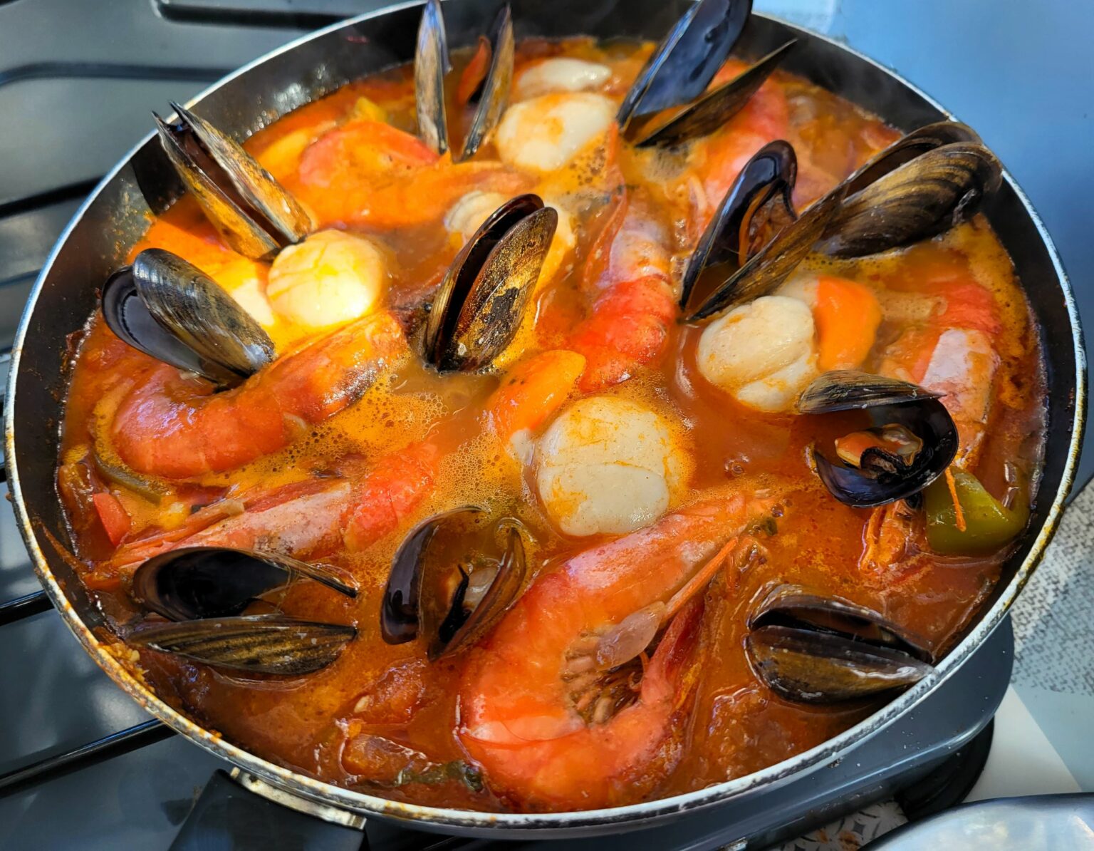 Marmite de poissons aux tomates - La recette facile par Toqués 2 Cuisine